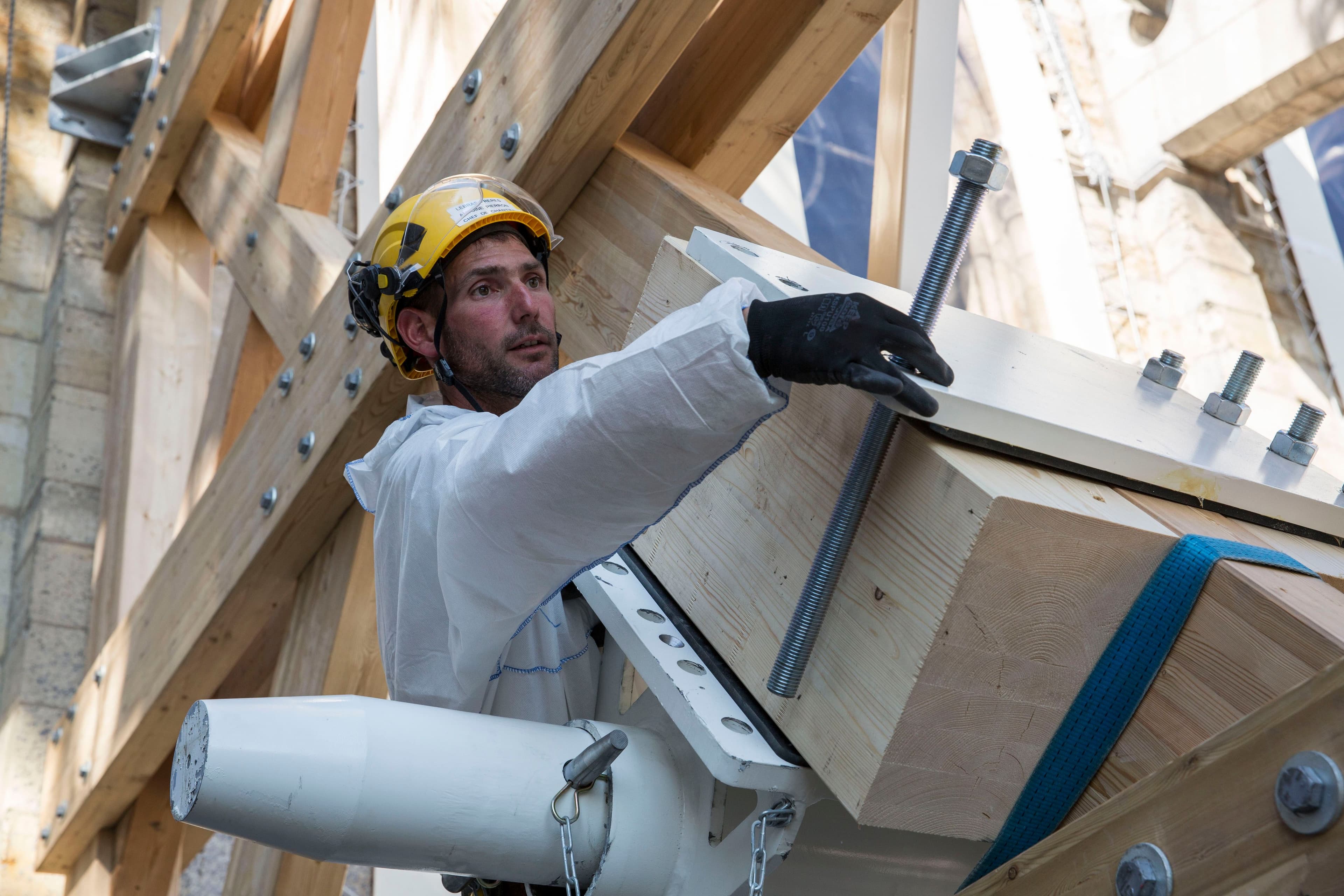 Adjusting an arch. © Patrick Zachmann – Magnum Photos / EP RNDP