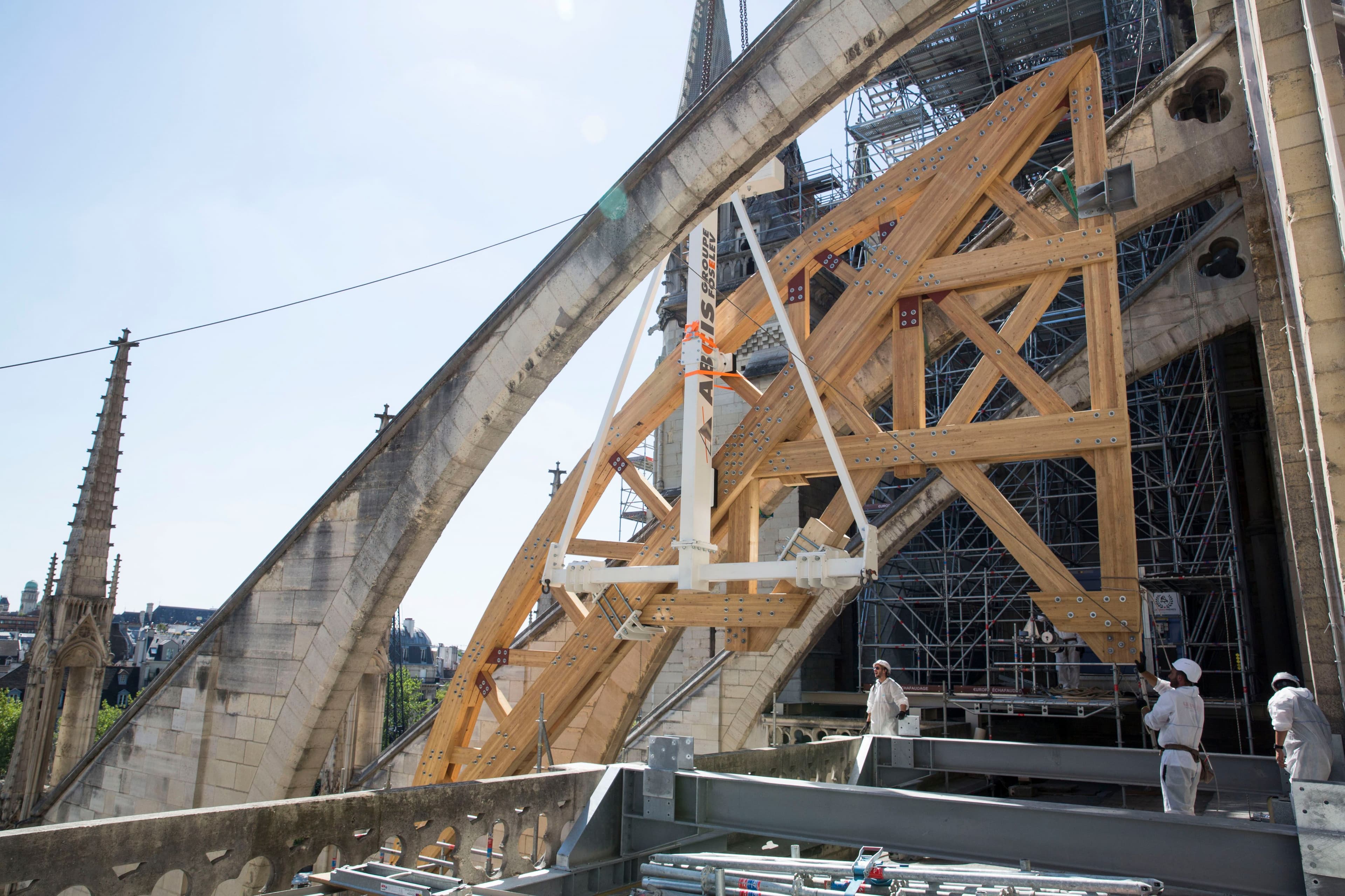 Raising an arch. © Patrick Zachmann – Magnum Photos / EP RNDP