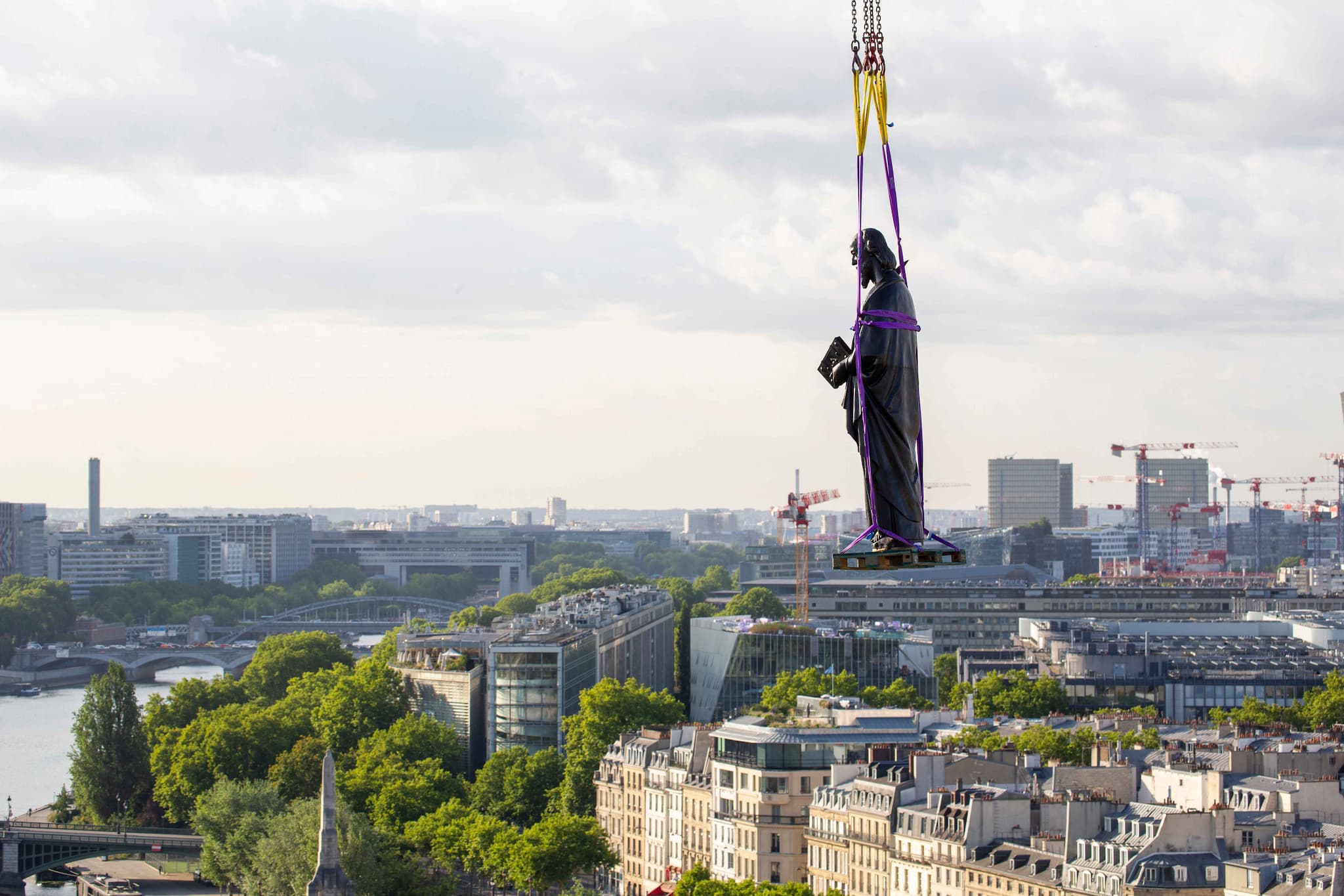 Rebâtir Notre-Dame de Paris - Les statues de la flèche sont reposées