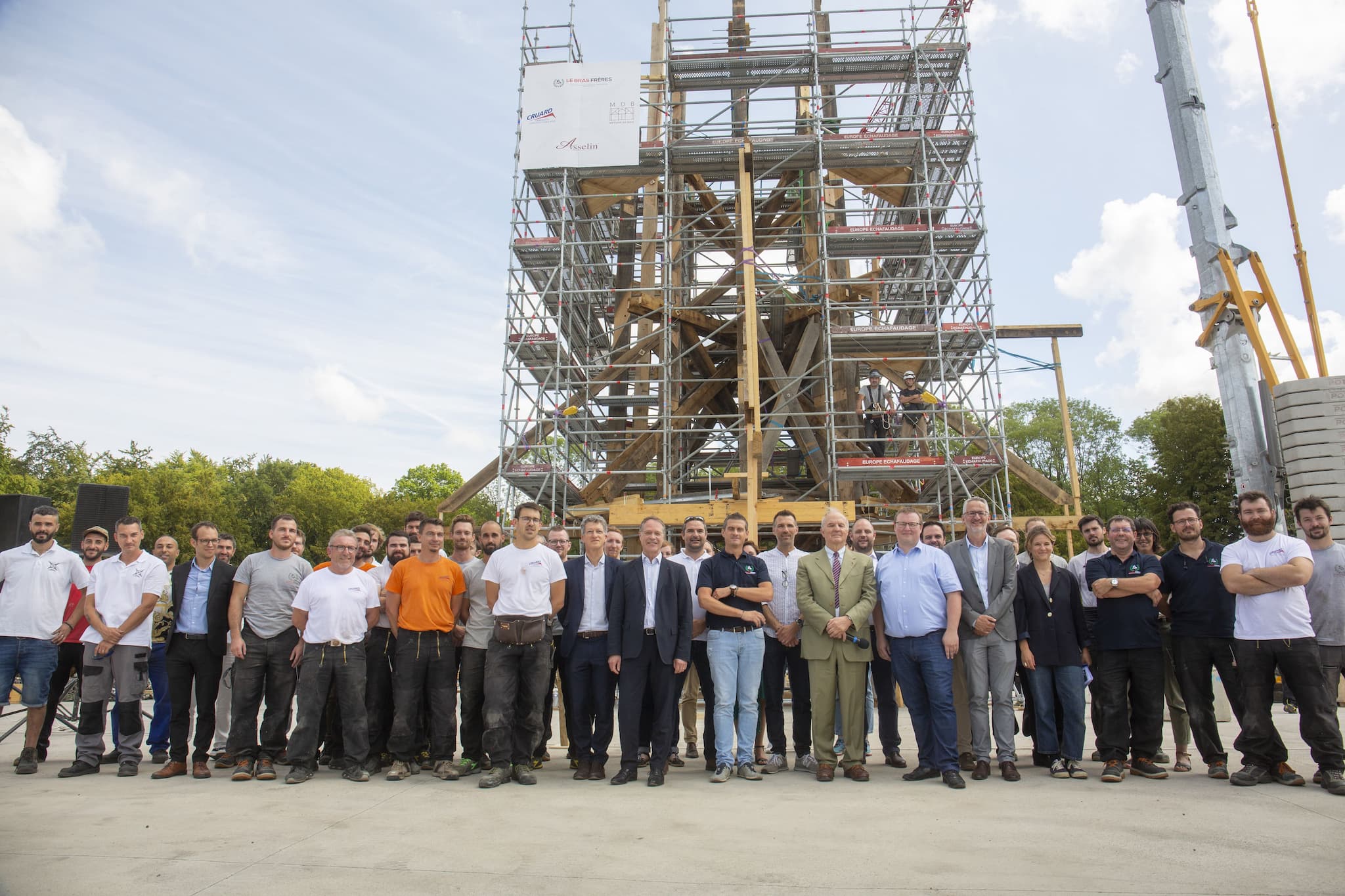 Rebâtir Notre-Dame de Paris - Exclusif : parution du livre officiel de ...