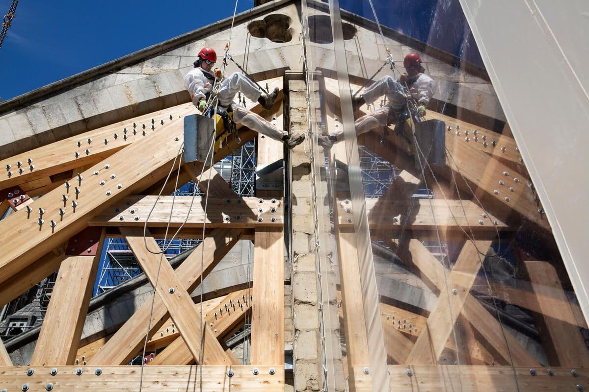 Adjusting an arch. © Patrick Zachmann – Magnum Photos / EP RNDP