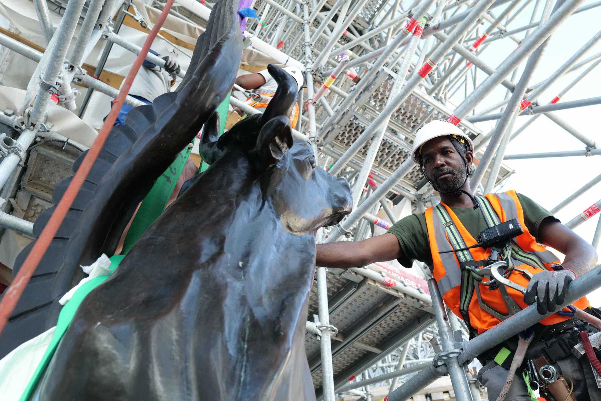 Rebâtir Notre-Dame de Paris - Exclusif : parution du livre officiel de ...
